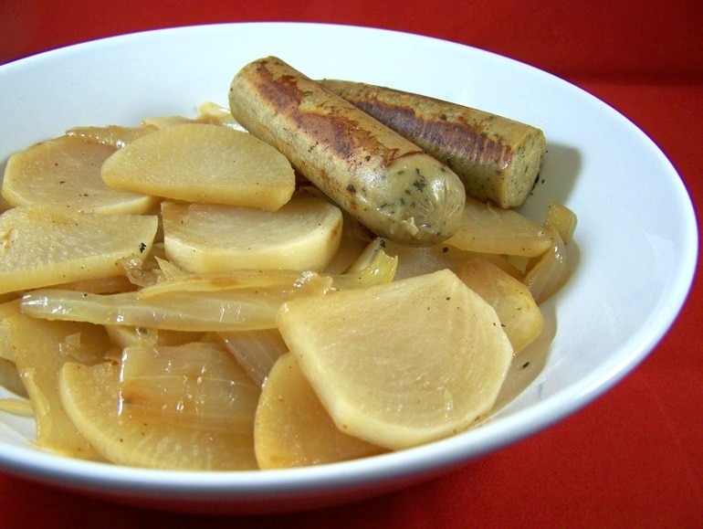 Gestoofde knolraap met ui en worst – Vegetus